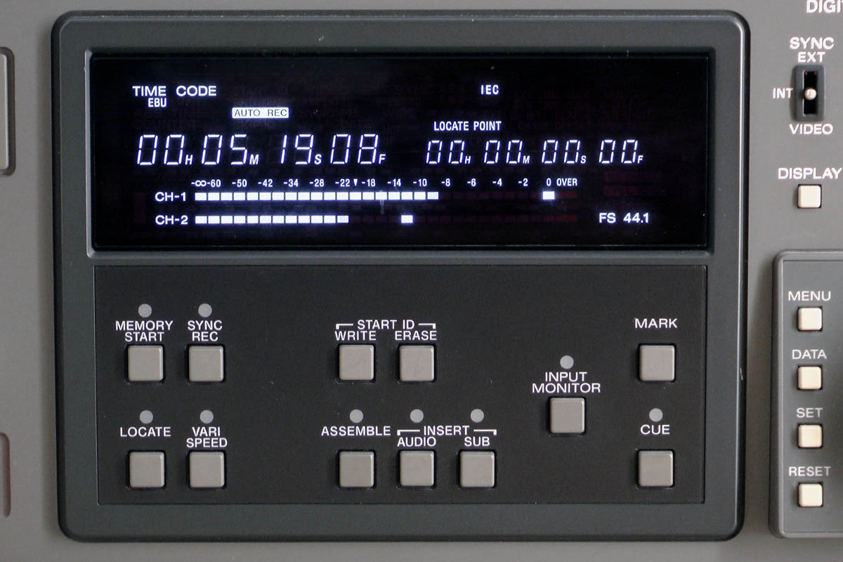Sony PCM-7010 DAT Digital audio recorder Sony PCM-7010 DAT Digital audio recorder
